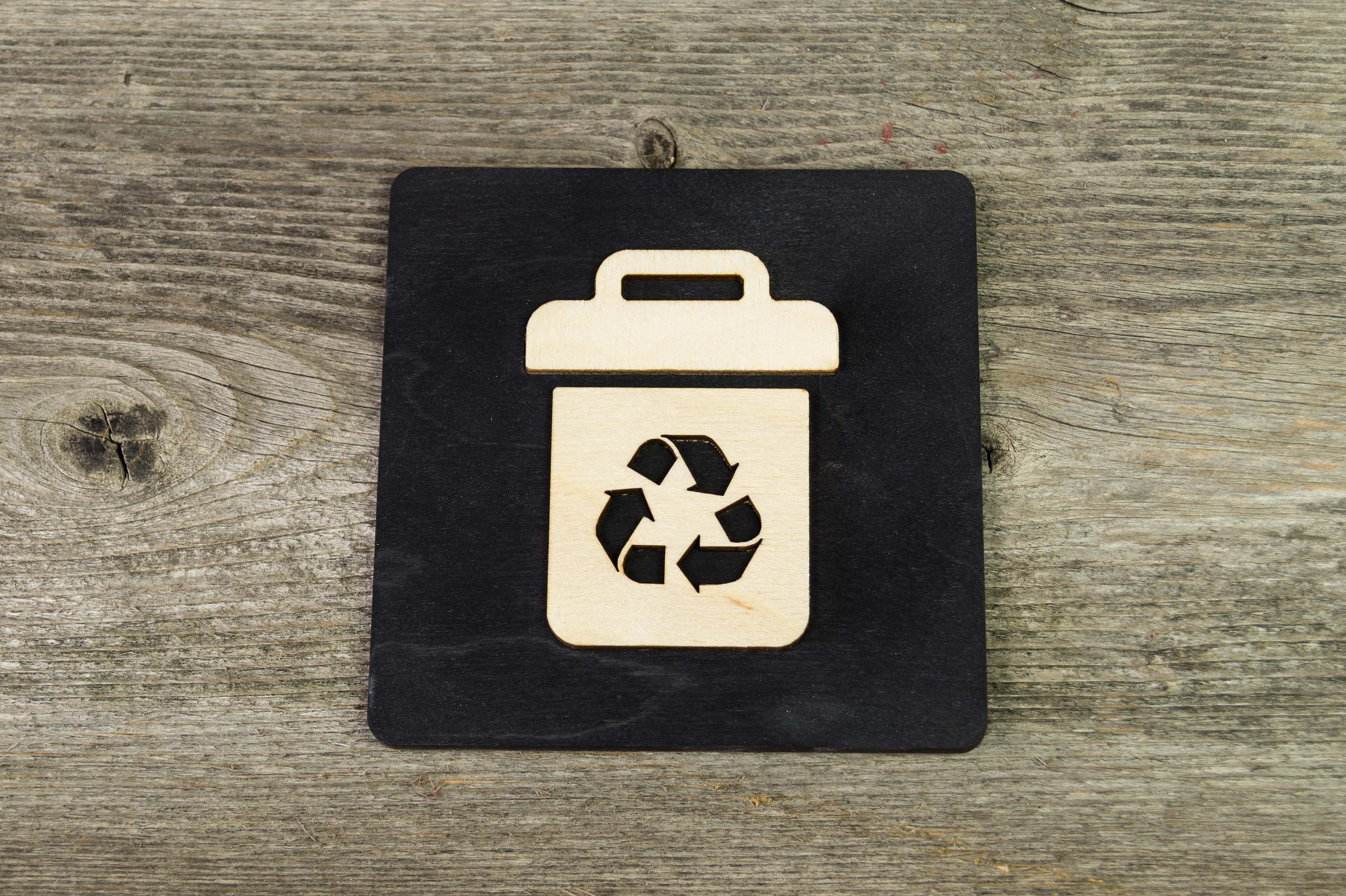 Trash Bin with recycling symbol – woodendoorsign.com by Etch.pl